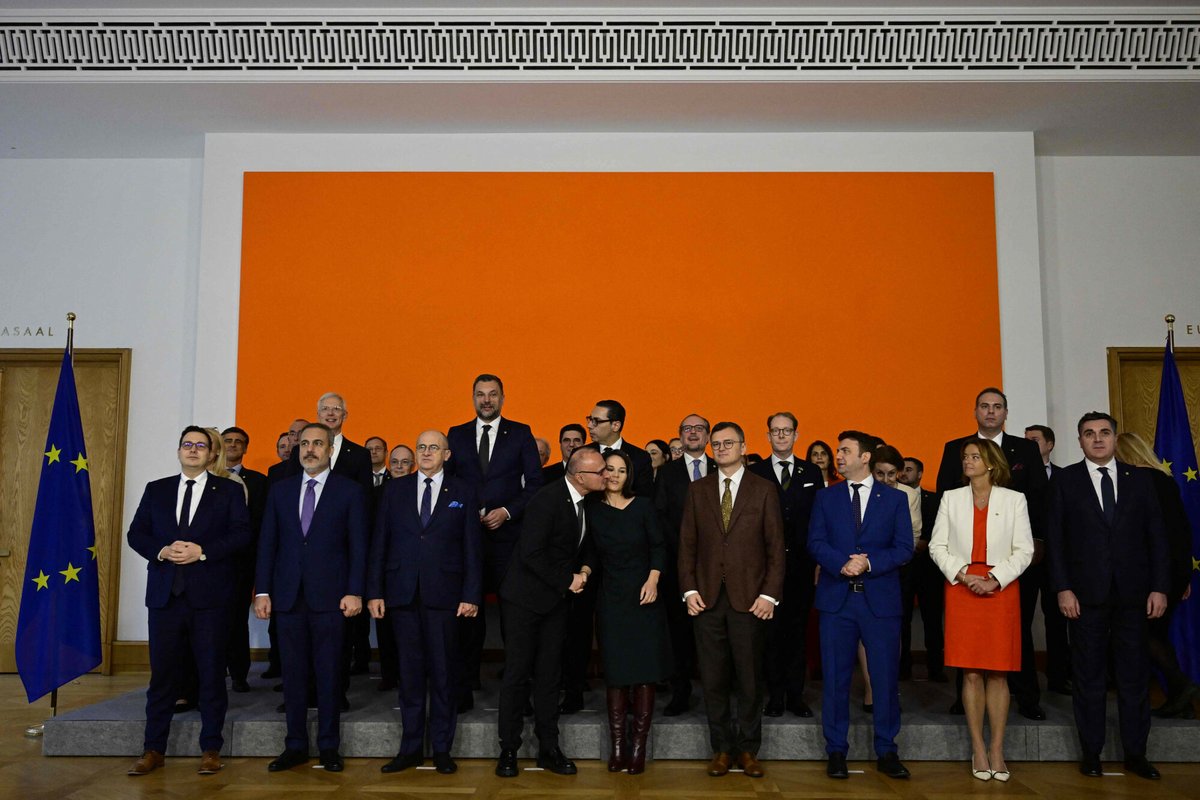 Berlin: chorwacki minister przyburaczył i próbował na siłę pocałować ...